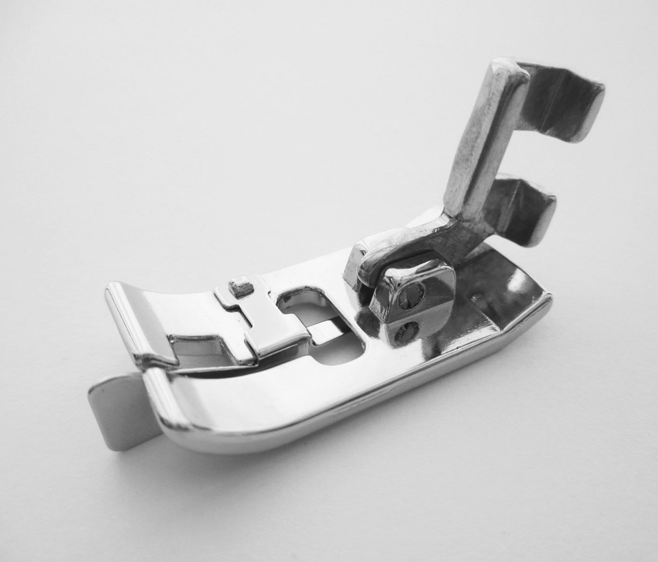 OVERCAST / OVERLOCKING FOOT with GUIDE for ELNA / ELNITA & JANOME / NEW ...