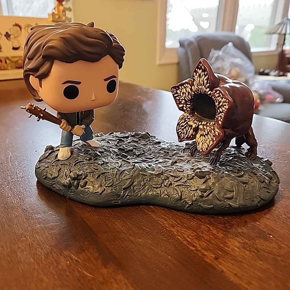 Funko Pop! Moments: Stranger Things Steve & Demodog #728 Figure Scene ...