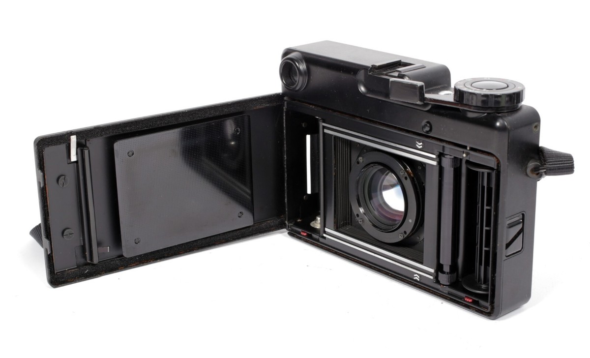Plaubel Makina 67 6X7 camera w/ Nikkor 80mm F2.8 lens + case Plaubel Makina 67 6X7 camera w/ Nikkor 80mm F2.8 lens + case