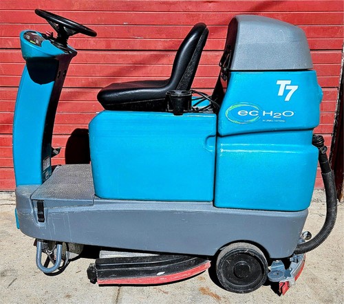 TENNANT T7 FAST RIDE ON BATTERY FLOOR SCRUBBER BUILT-IN CHARGER & KEY ...