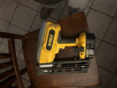 DeWalt DC618 18V Cordless XRP 16 Gauge Angled Finish Nailer (Tool Only ...