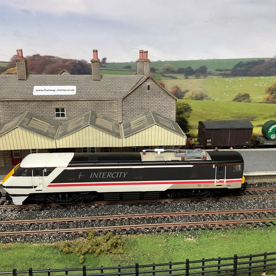 Hornby R240 Intercity 225 Class 91 Electric Loco 91001 Swallow OO Gauge ...