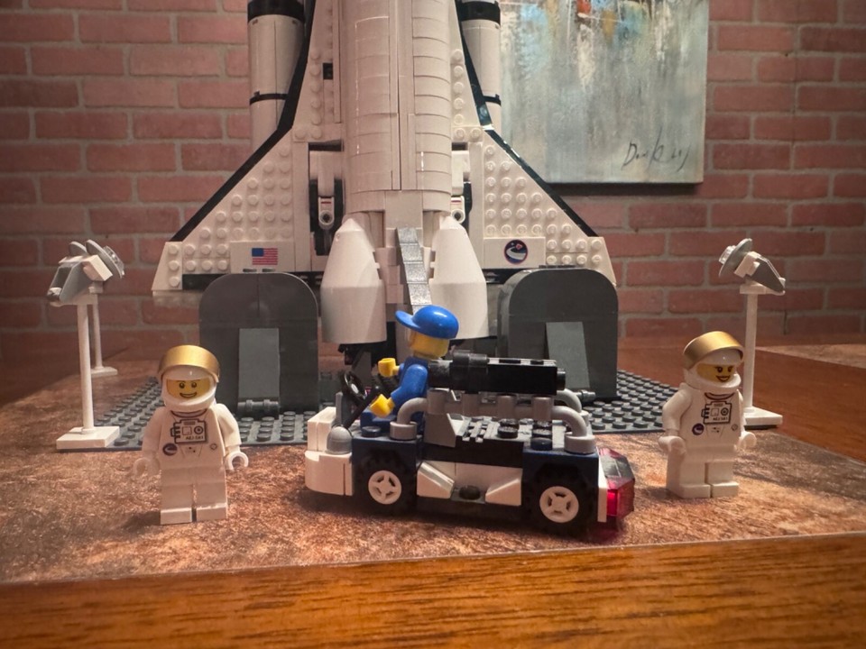 Lego 10231 Creator Expert Space Shuttle Expedition w/ Minifigures ...