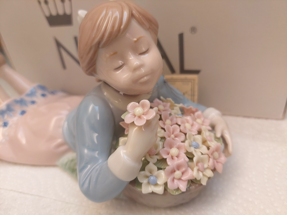 NADAL PORCELAIN FIGURINE 8'' GIRL FLOWERS SMELL OF WORLD 2542 SPAIN BOX ...