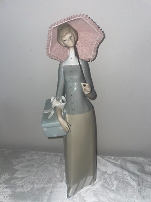 SUPERB RETIRED 14 5/8" Lladro #4700 THE DRESSMAKER w/PARASOL FIGURINE ...