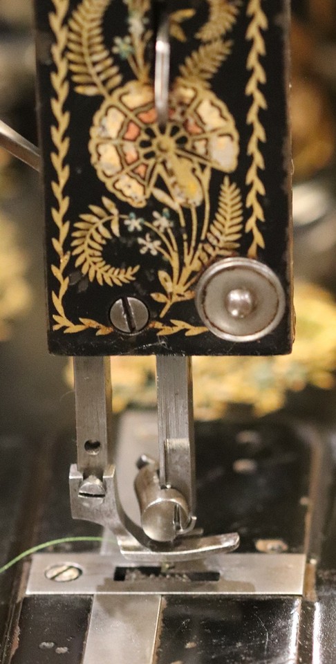 Antique 1898 Singer Sewing Machine 12k w/Ottoman Carnations Decals | eBay