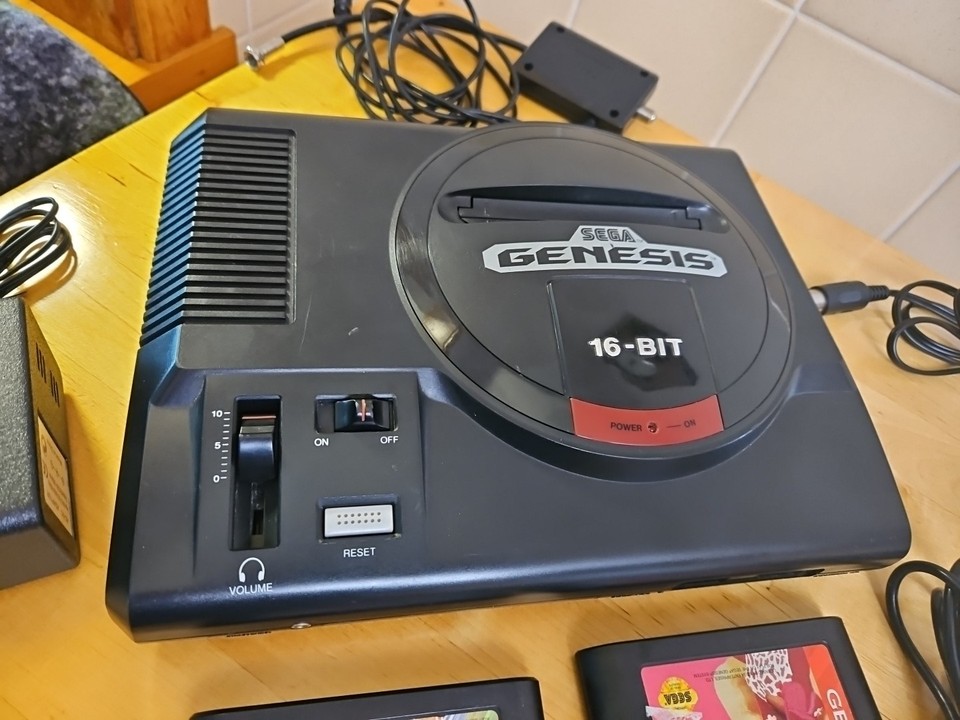 **SEE VIDEO** Original SEGA GENESIS BUNDLE MK-1601 Console 2 ...