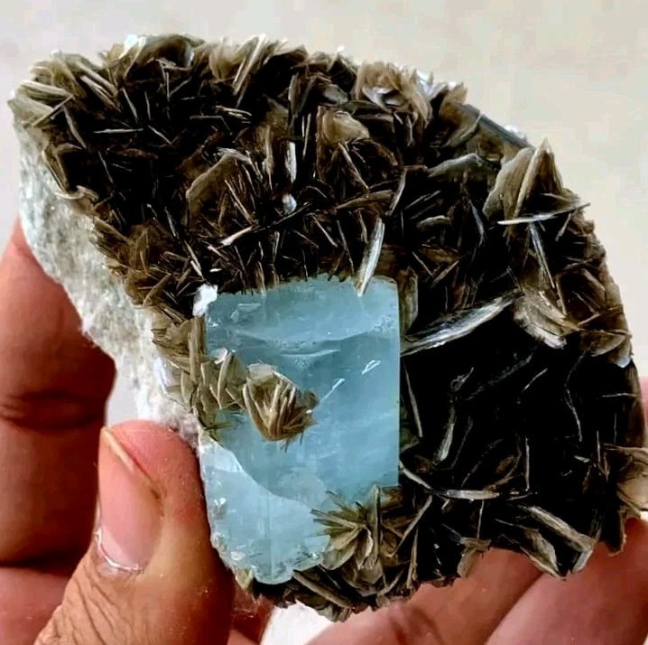 254 Carats Beautiful Aquamarine Crystal With Mica Specimen From Nagar ...