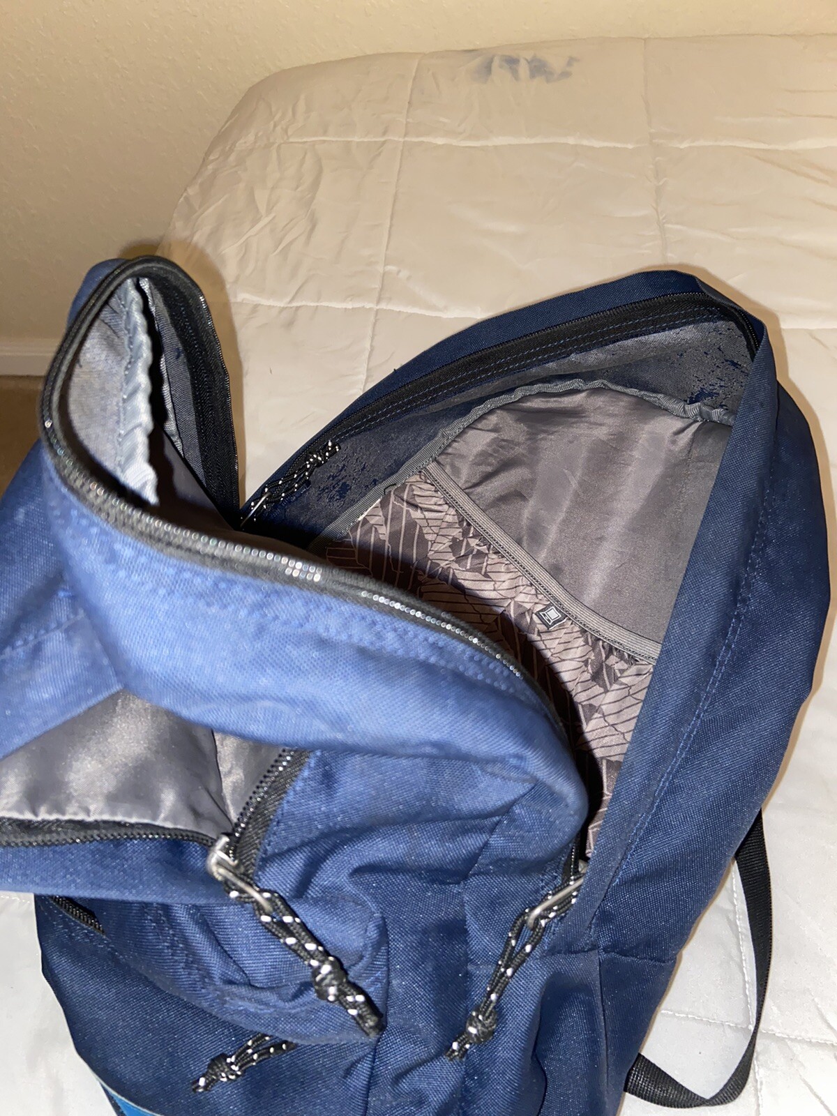 USED navy blue columbia backpack - Gem