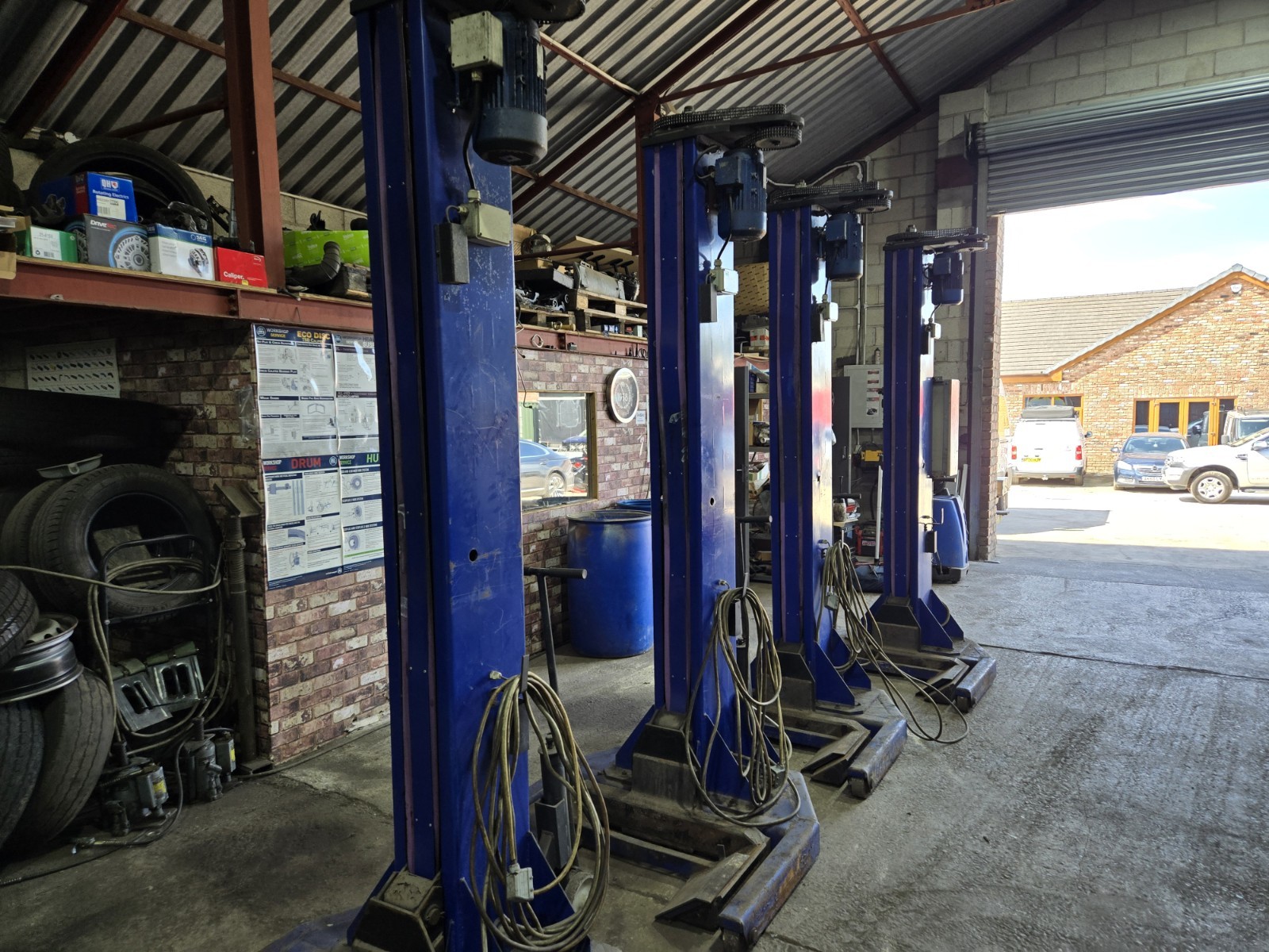 Mobile Column Lifts - Set of 4 Vehicle Lifts 8 tonne each capacity ...