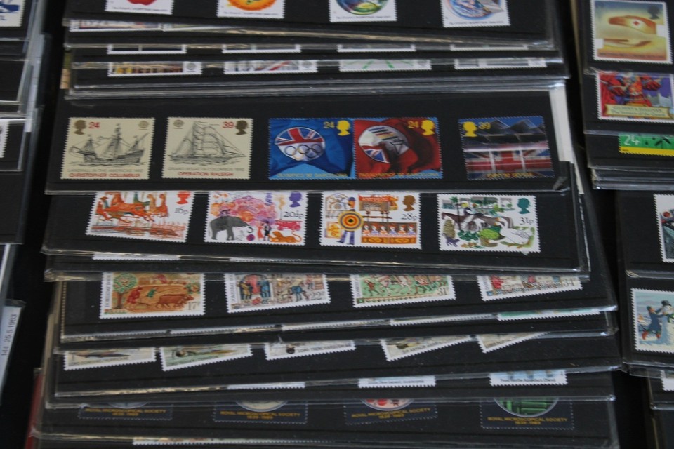 Collection of Approx 100 Vintage ROYAL MAIL PRESENTATION PACKS STAMPS ...