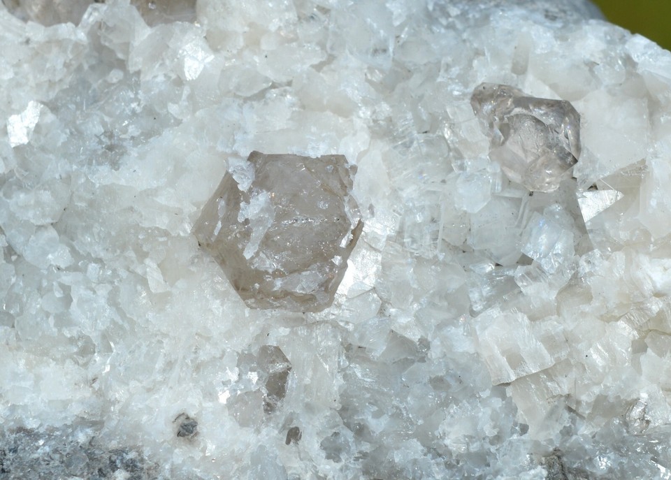 Quartz fumé sur Calcite 410 grammes - Lompret quarry, Chimay, Hainaut ...