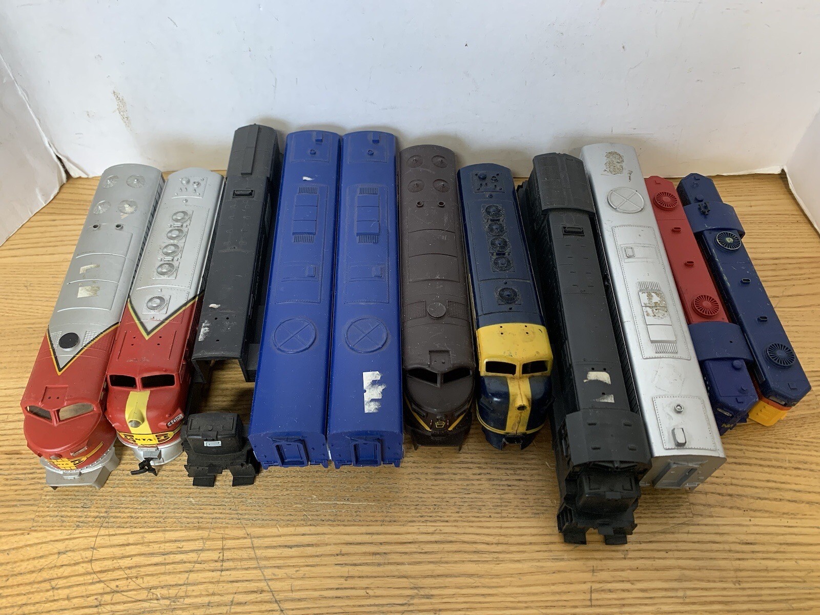 HO SCALE Train Car & Locomotive Body Lot Shells Chessie Penn NW Santa ...