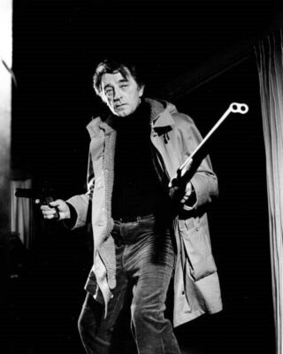 Robert Mitchum armed with gun and rifle in both hands The Yakuza 24x30 ...
