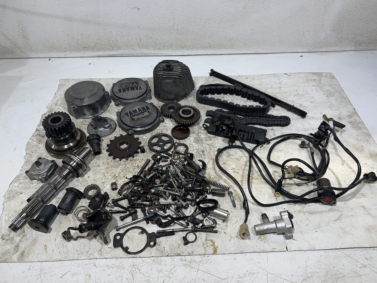 1981 YAMAHA XJ550 ENGINE PARTS AND HARDWARE LOT | eBay