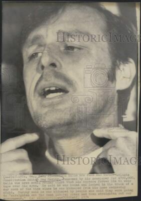 1974 Press Photo Atlanta Constitution Editor Reg Murphy talks to news ...