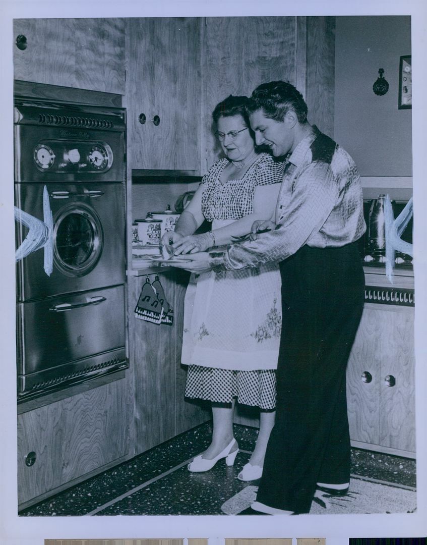 1954 Liberace w/Mom in Sherman Oaks Kitchen Press Photo | eBay
