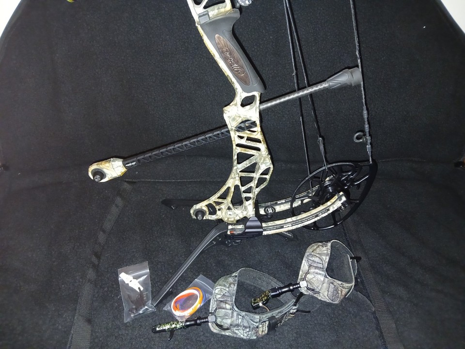 Mathews lift 29.5 Realtree Camo Compound Bow with Accessories and Case ...