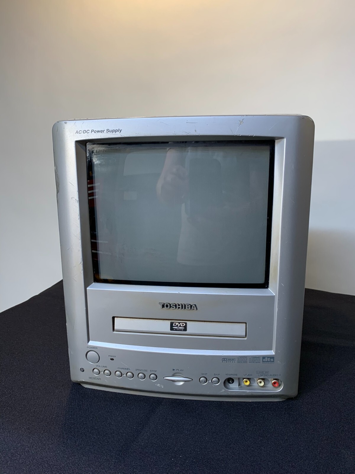 Toshiba 9 Inch CRT TV DVD Combo Model No. MD9DM1R Portable GAMING NO ...