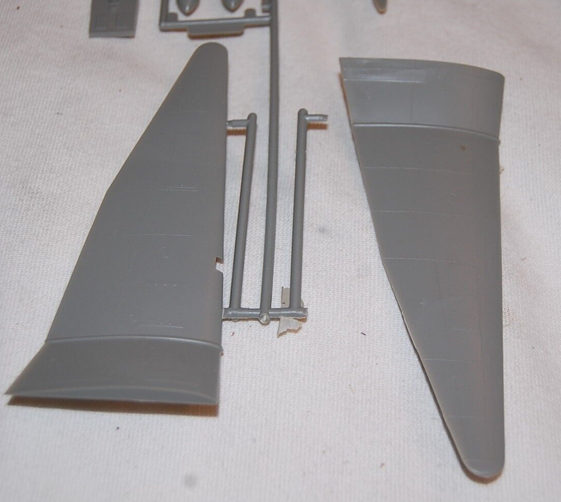 1/48 VINTAGE REVELL JUNKERS JU 87 D STUKA BOMBER PARTS WING BOMBS ...