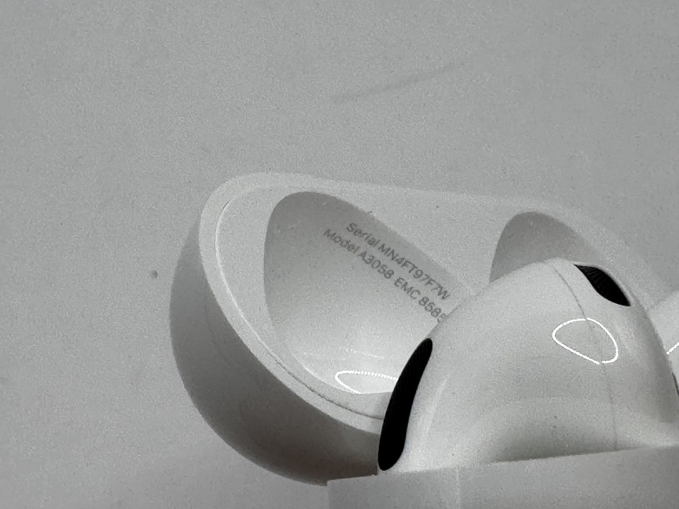 Apple A3058 4th Gen Wireless Airpods with Charging Case White Used | eBay