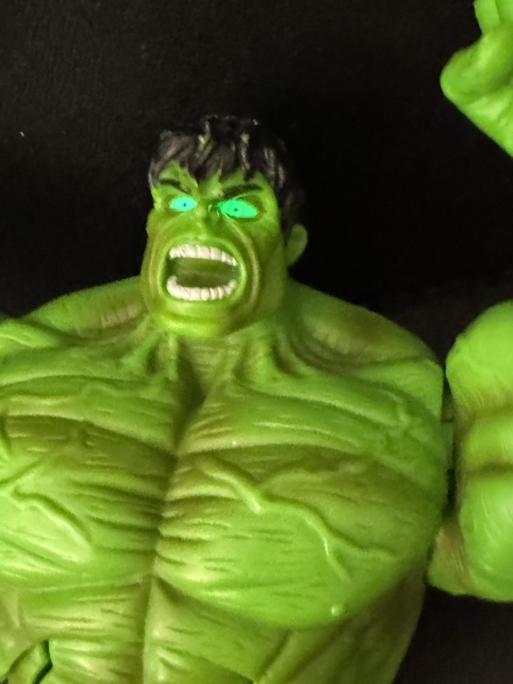 Marvel 11" The Incredible Hulk Smash N Stomp Talking Figure & Poster ...