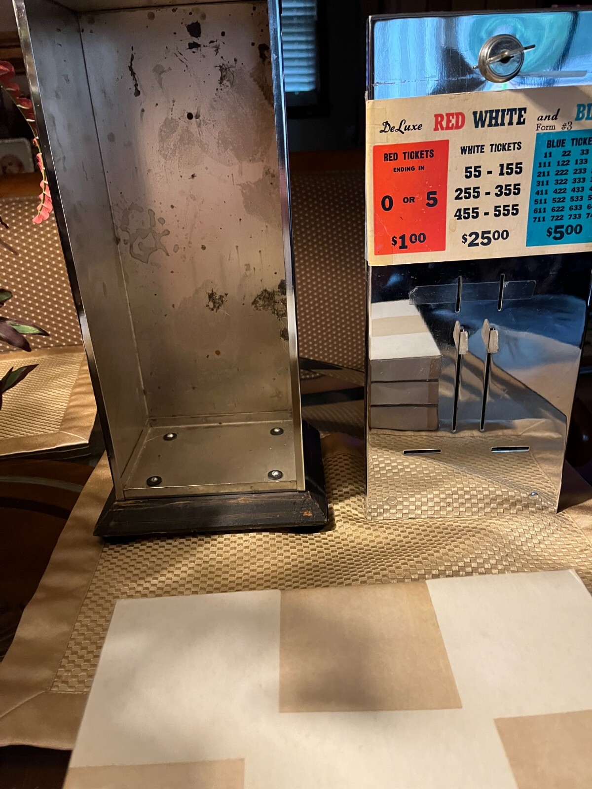 PULL TAB 25 CENT VENDING MACHINE WITH ONE SEALED BOX OF 1,000+VENDING ...