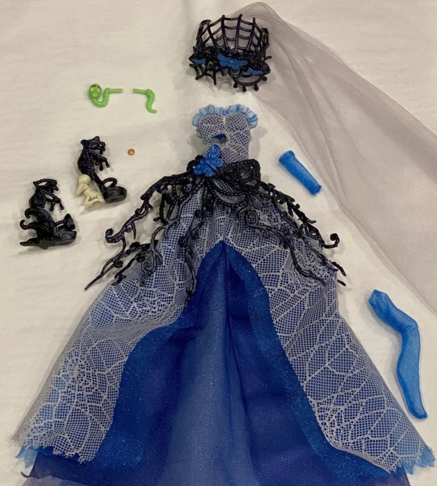 Monster High Corpse Bride Emily Skullector Doll Outfit and Accesories ...