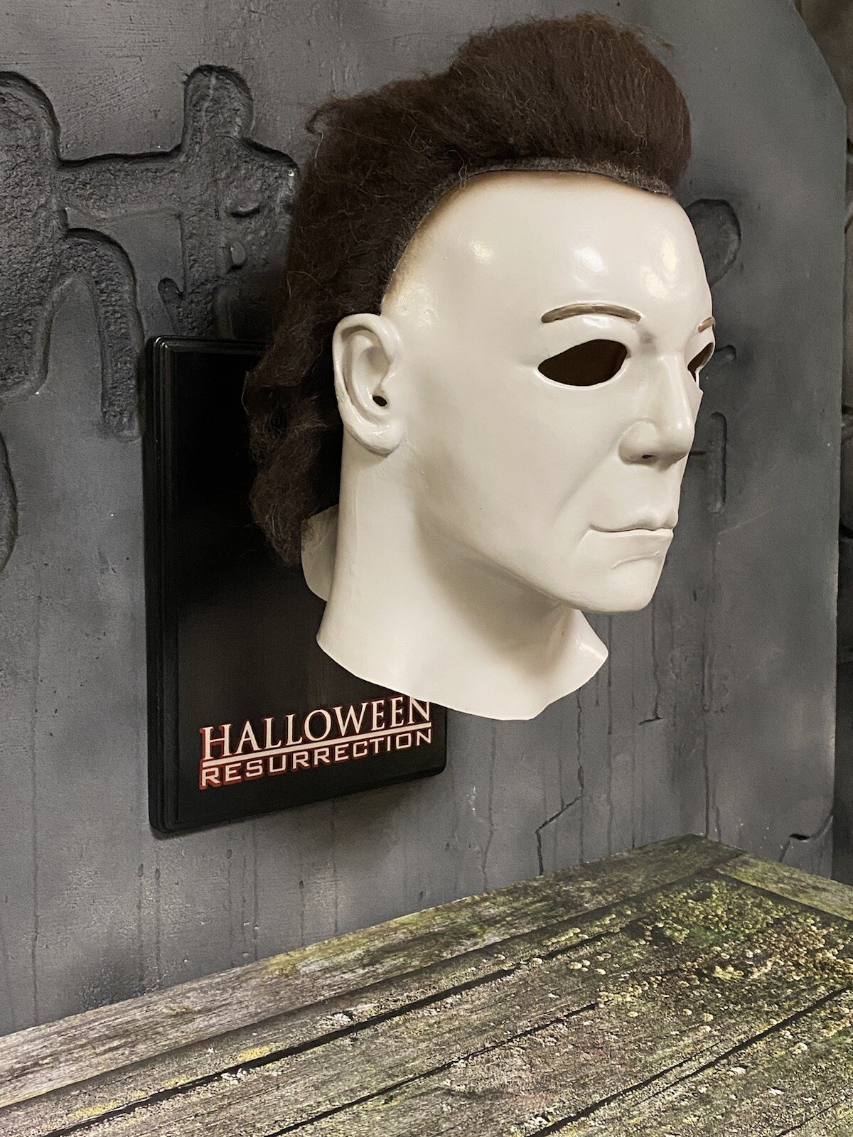 Michael Myers Halloween Resurrection Mask Wall Display Stand Horror ...