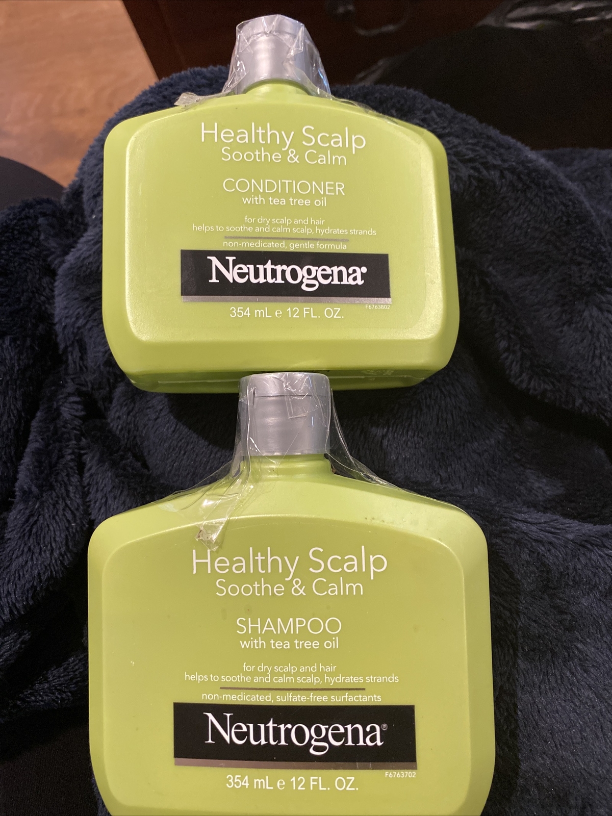 Neutrogena Tea Tree Oil Shampoo to Soothe and Calm Dry Scalp & Hair for ...