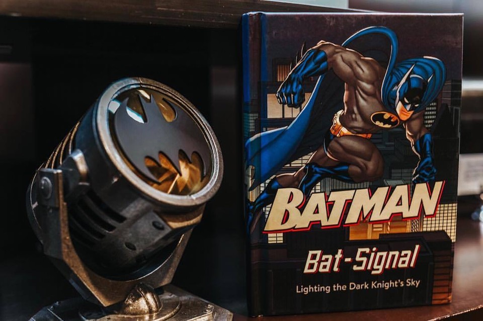 Batman Desktop Bat Signal Wall LED Light w/ Comic 20' Projection 360 ...