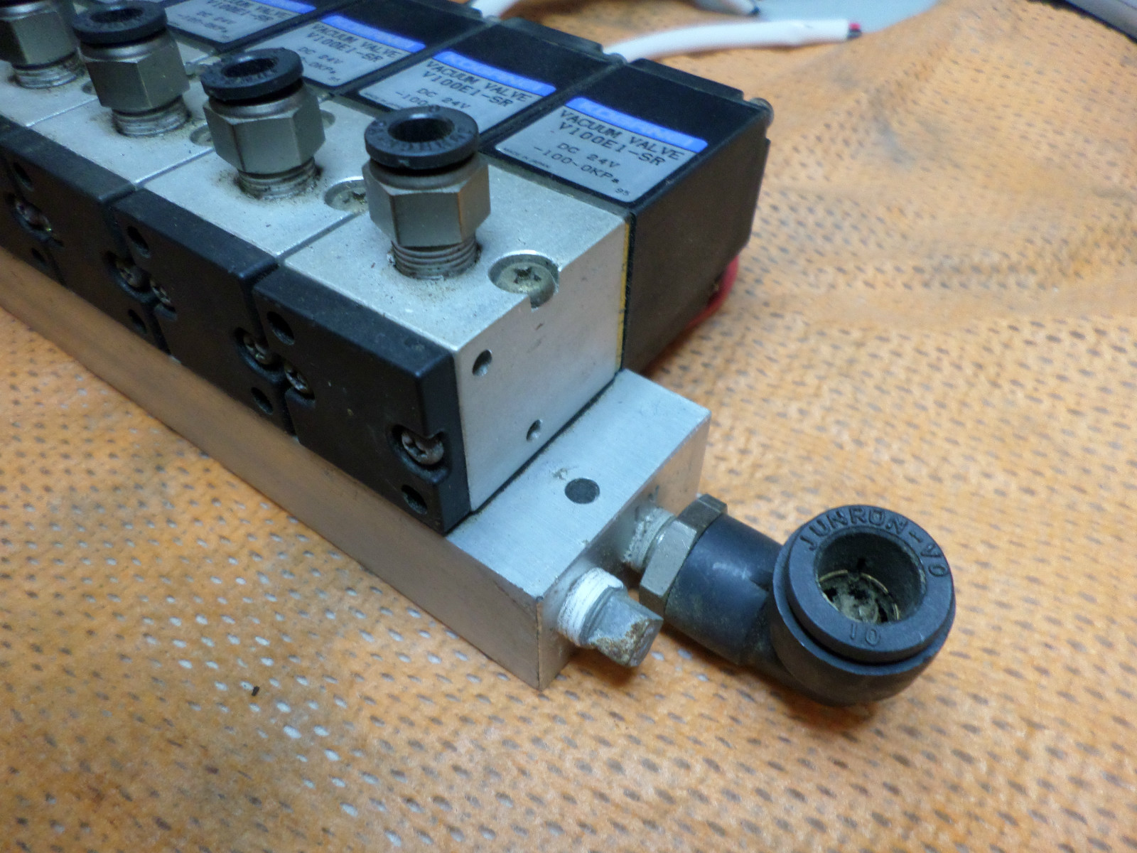 KOGANEI VACUUM VALVE MANIFOLD 8 X VALVES V100E1-SR plus Manifold - 24dc ...