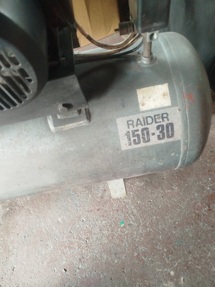 RAIDER 150-30 Compressor 15 CFM A I.D Soraygun Perfect Used Very Little ...