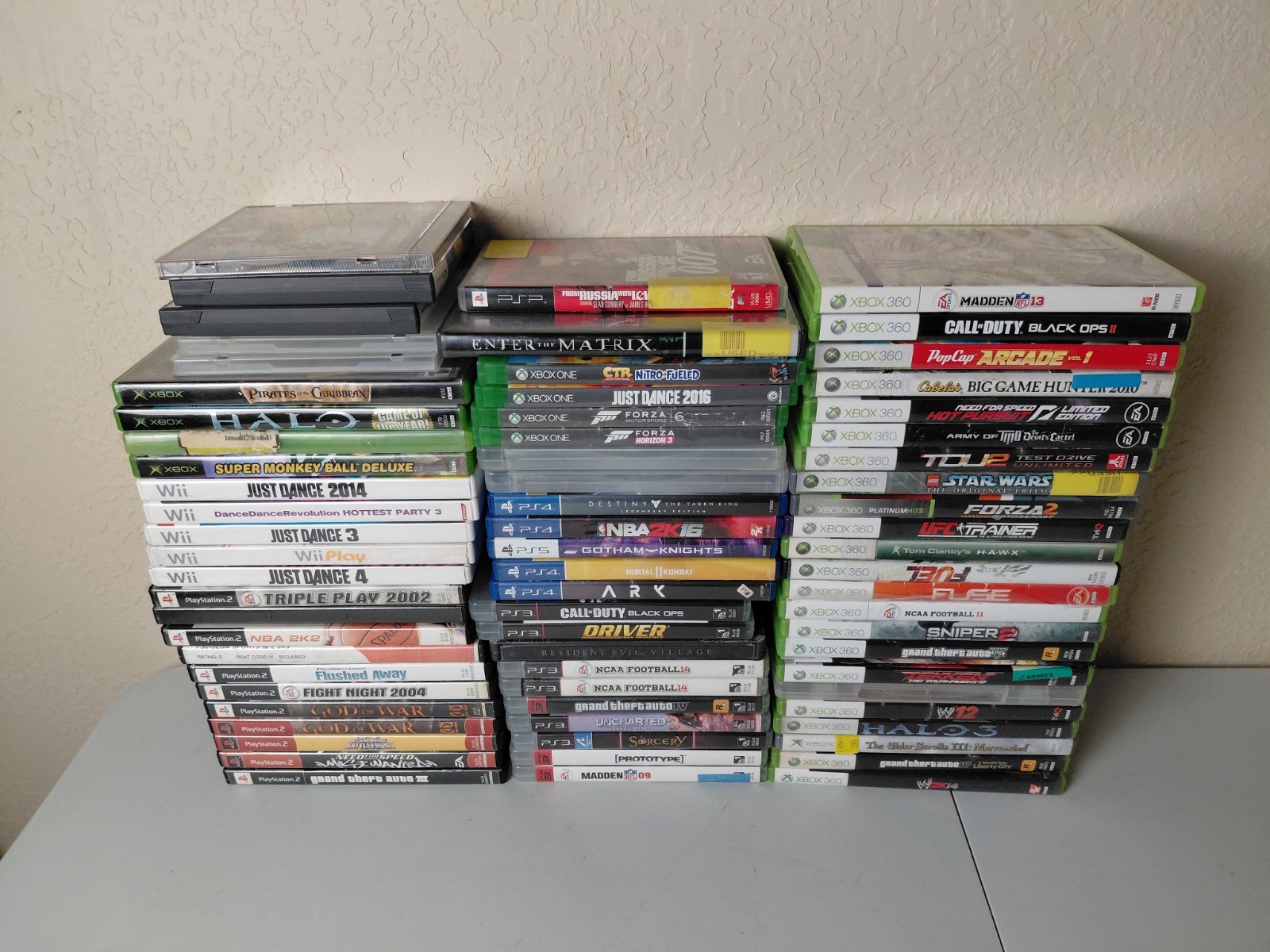 Lot of 70 Empty Game Cases PS2, PS3, PS4, Xbox, Xbox 360, Xbox One, Wii ...