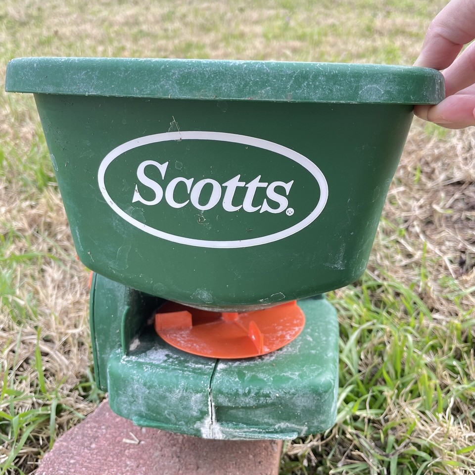 Scotts Turf Builder Hand Held Fertilizer Grass Seed Spreader Working ...