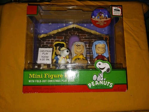 Peanuts Christmas Poseable Mini Figure Set of 5 w/Christmas Play Stage ...