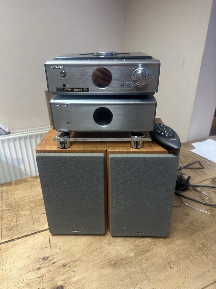 HITACHI AX-M69 HI-FI Stereo System CD/FM/Aux with Speakers and RC ...