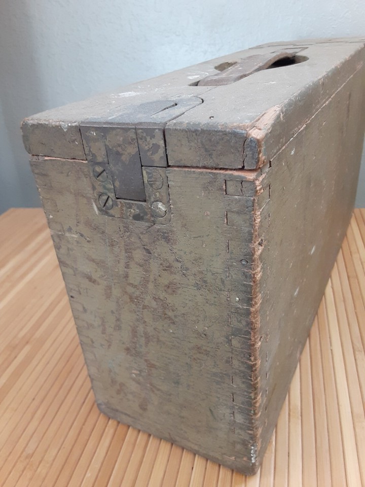 ANTIQUE Army MILITARY WWI Gilbert Toys wooden ammo box handle push lock ...