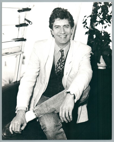 1987 BRIAN PROTHEROE ACTEUR ET MUSICIEN ANGLAIS PHOTO VINTAGE PRESSE ...