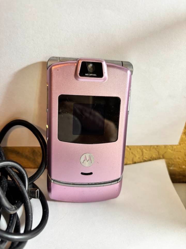 Vintage Pink Motorola Razor Flip Phone w/ Charger, Needs New Battery | eBay