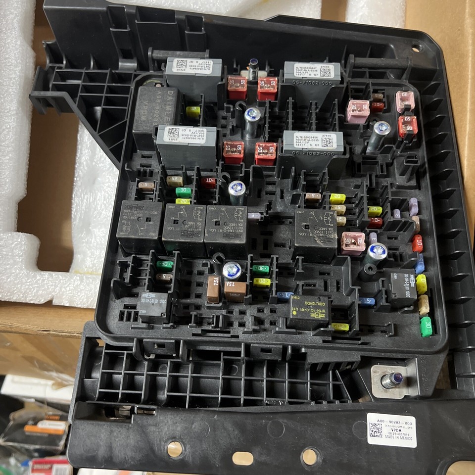 A06-90283-000 FREIGHTLINER OEM CASCADIA FUSE BOX VPDM | eBay