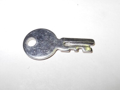 VINTAGE SINGER SEWING MACHINE #221 FEATHERWEIGHT BLACK CASE KEY, NICE ...