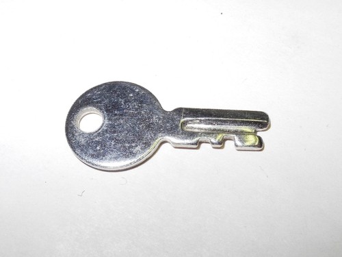 VINTAGE SINGER SEWING MACHINE #221 FEATHERWEIGHT BLACK CASE KEY, NICE ...