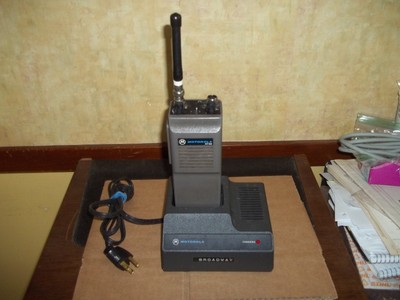 Motorola HT90 Handheld Radio/ Walkie Talkie + Charger ,Does not hold ...