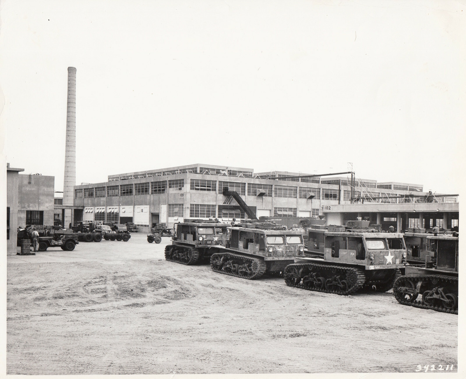 KOREAN WAR ERA ~ M-26 PERSHING TANK + RED RIVER ARSENAL ~ (2 PHOTOS ...