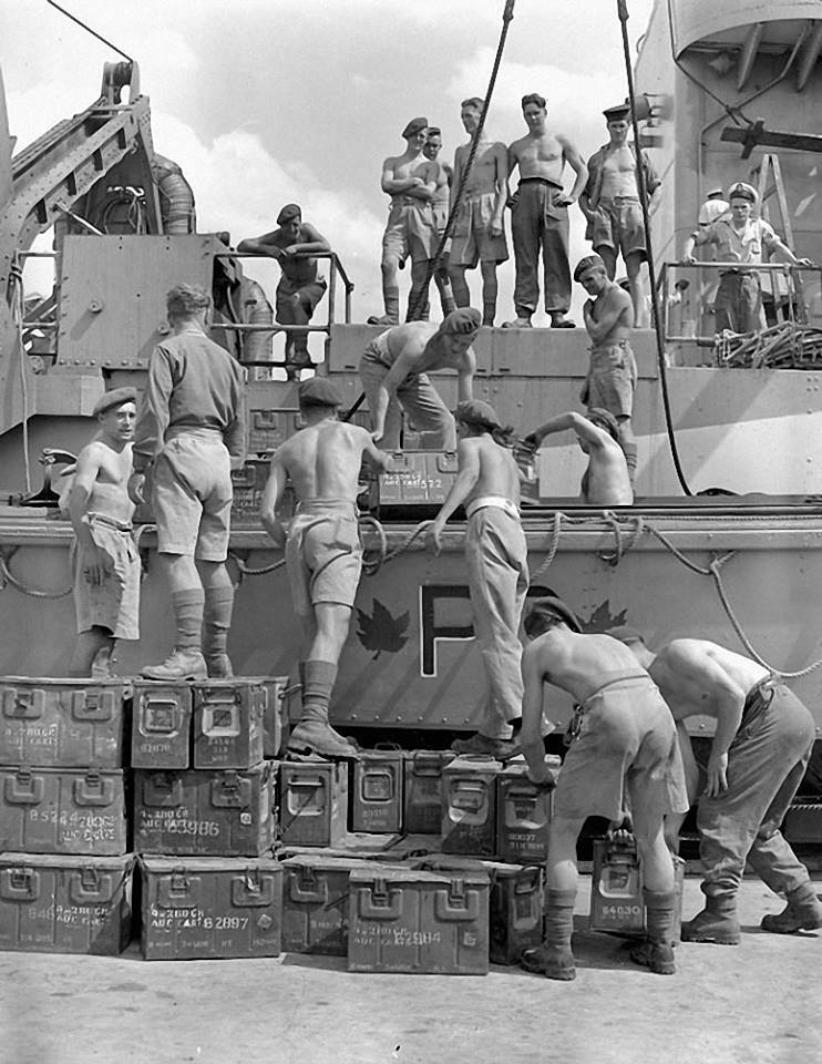 WW2 WWII Photo Canadian Commandos Loading Ammo World War Two Canada ...