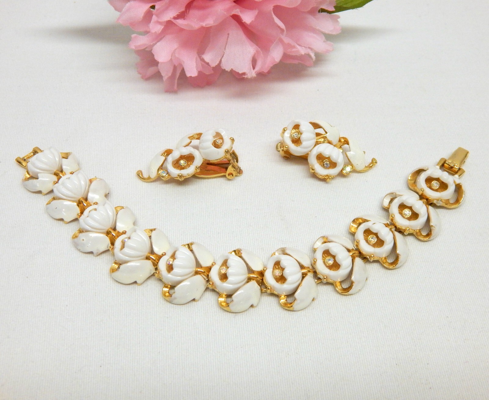 VINTAGE KRAMER GOLD TONE, WHITE LUCITE & ENAMEL FLOWE… - Gem