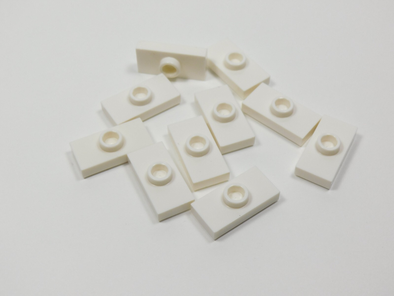 LEGO Lot of 10 White 1x2 Smooth Plates Tiles w/ Stud in Center Jumper ...