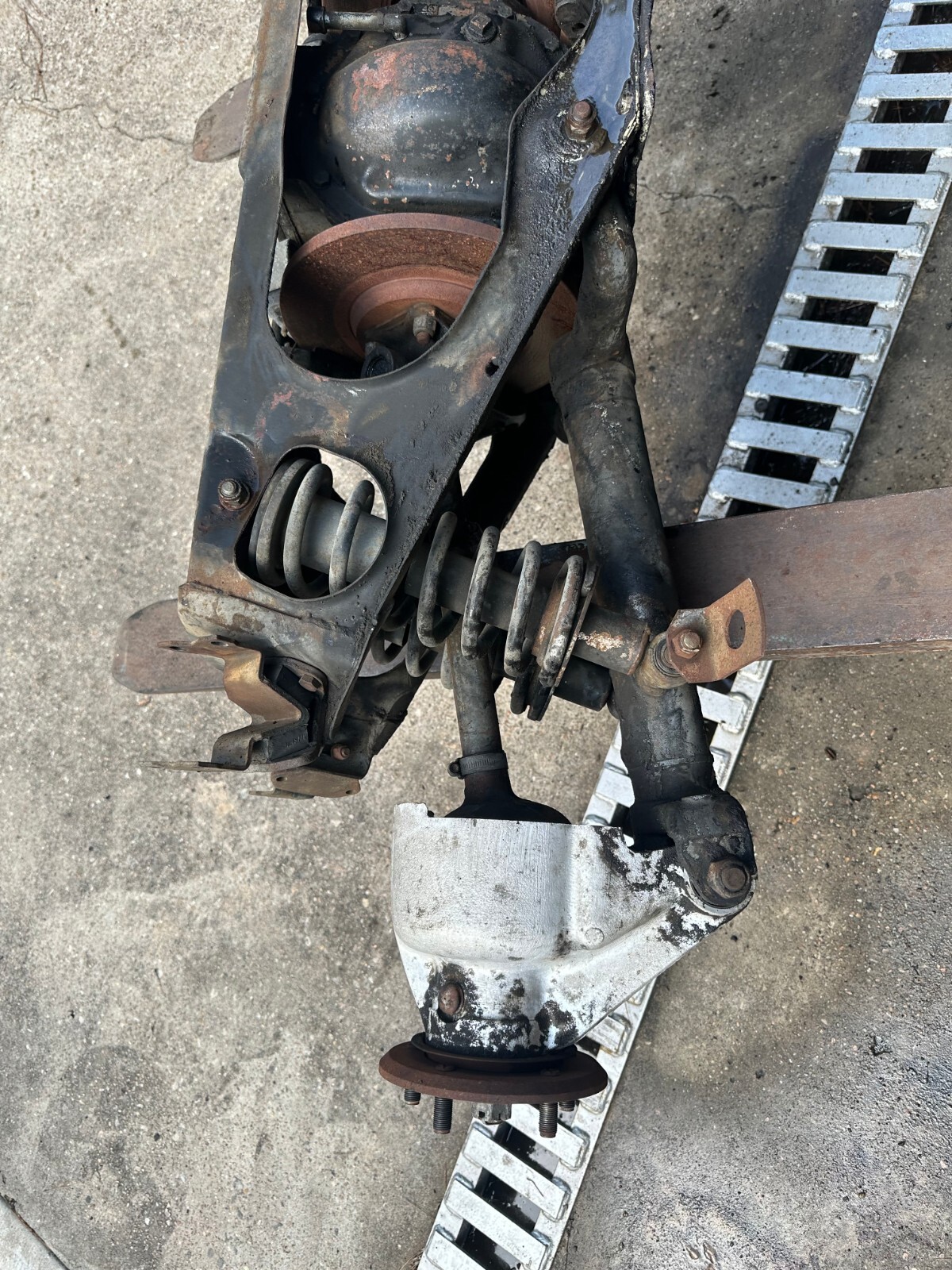 JAGUAR XJ6 SERIES 1 REAR AXLE AND SUSPENSION UNIT COMPLETE. 2.42 ...