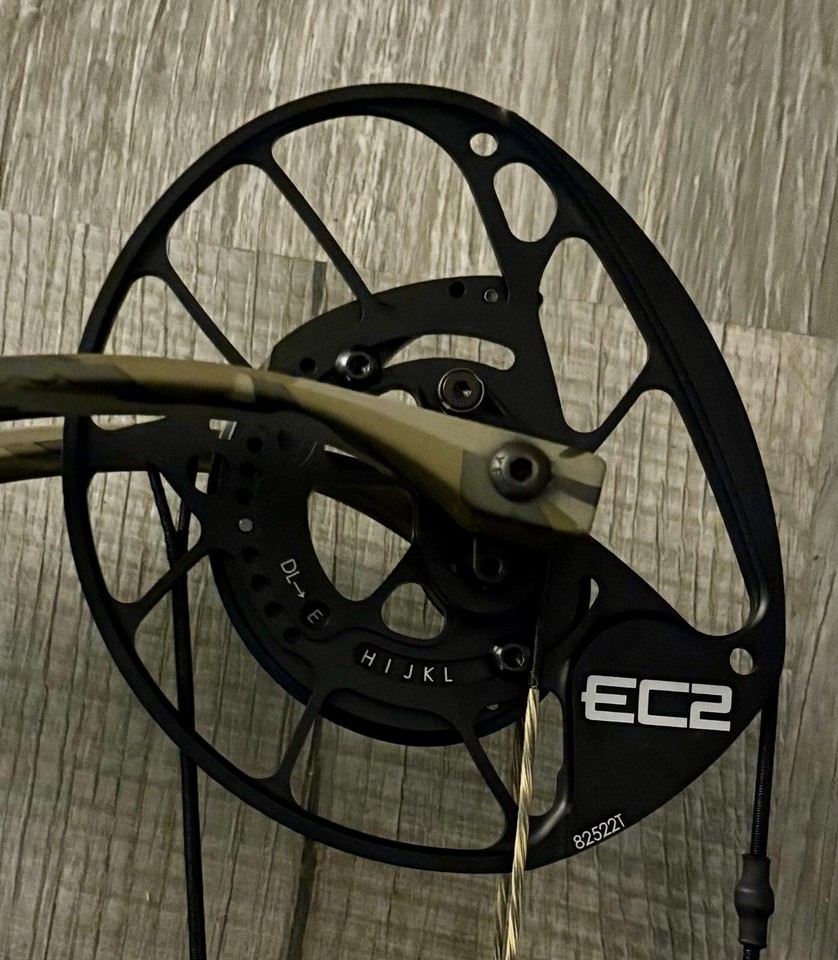 PSE Archery Mach33 Carbon Hunting Bow Right Hand 80 Pound EC2 Mossy Oak ...